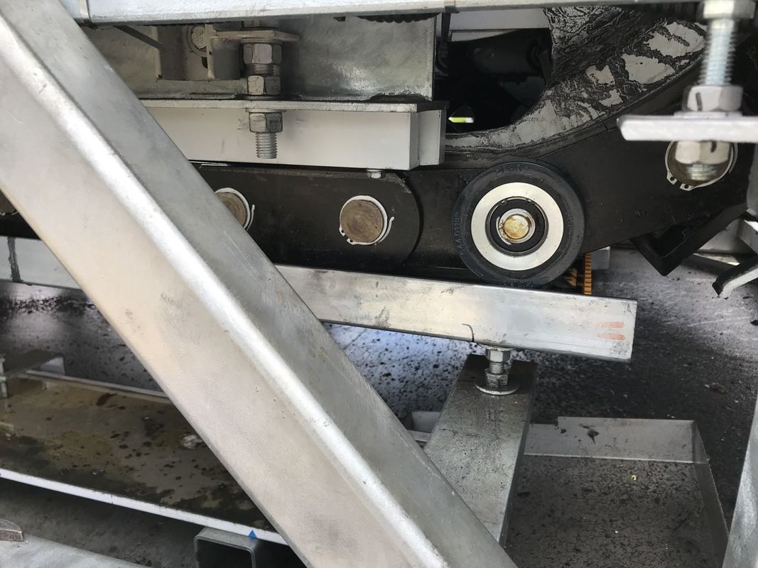 Opaque Balustrade Moving Walk Escalator V Type Escalator Step Chain Roller